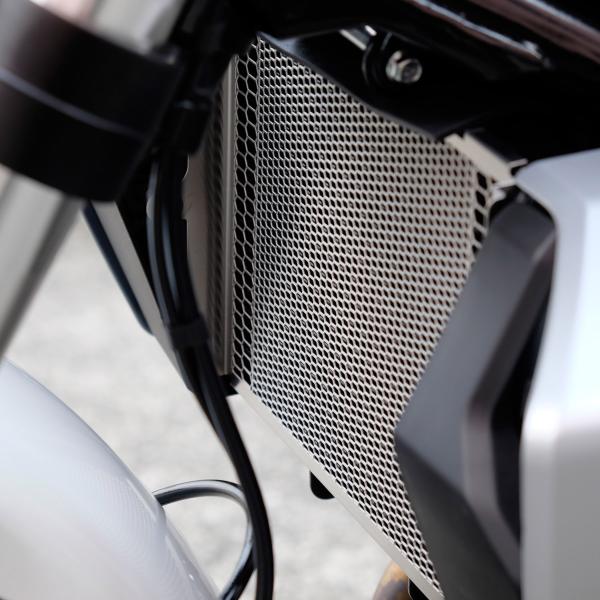 【適合】2024以降 X350【商品説明】ハーレー X350用 ステンレスメッシュ・ラジエターコアガードです。・特長●大切なラジエターコアに飛び石や虫が直接当たるのを防ぎ、保護します●ステンレススチール製。ハニカム形状のメッシュが愛車をドレ...