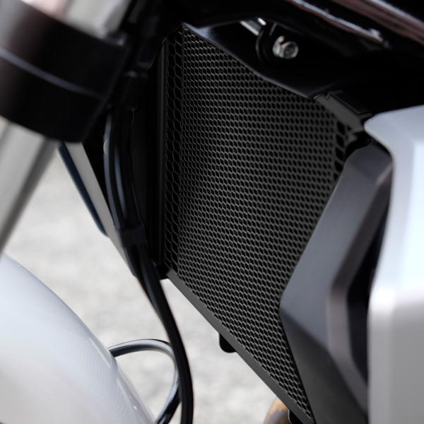 【適合】2024以降 X350【商品説明】ハーレー X350用 ステンレスメッシュ・ラジエターコアガードです。・特長●大切なラジエターコアに飛び石や虫が直接当たるのを防ぎ、保護します●ステンレススチール製。ハニカム形状のメッシュが愛車をドレ...