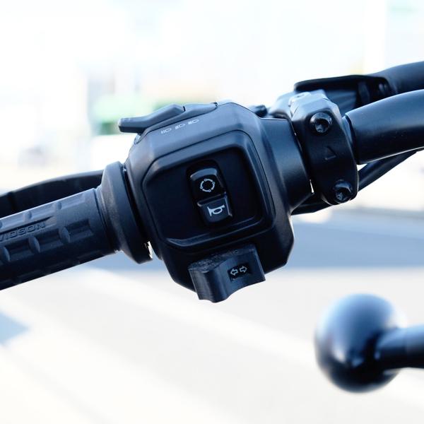 【適合】2022〜2023 RH975※RH975S不可【商品説明】ナイトスター（RH975）のウィンカースイッチを使いやすく出来るカバーです。・特長●カバーに設けられた山型部分に指を引っ掛け易く、ウィンカースイッチ操作が容易になります●ノ...