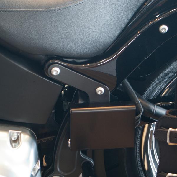 【適合】2000〜2020 ソフテイル【商品説明】ソフテイルのツインカムおよびミルウォーキーエイトエンジン搭載車にETCロックケースを取り付ける際のステーです。フレーム側面リアフェンダーストラット近辺にボルト止めします。【カラー】ブラック【...