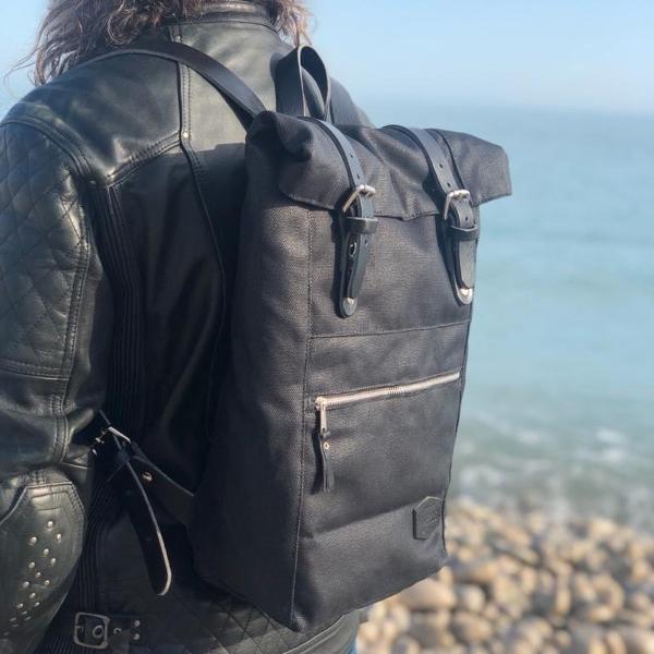 【商品説明】スペイン製のスタイリッシュなハンドメイド・バックバッグです。ビンテージ感のある武骨なルックスです。・特長●防水性の高いワックスオイル・コットンキャンバスを使用。●ストラップは使い込むほどに味わいの出る厚さ4mmの本革製●開口部は...