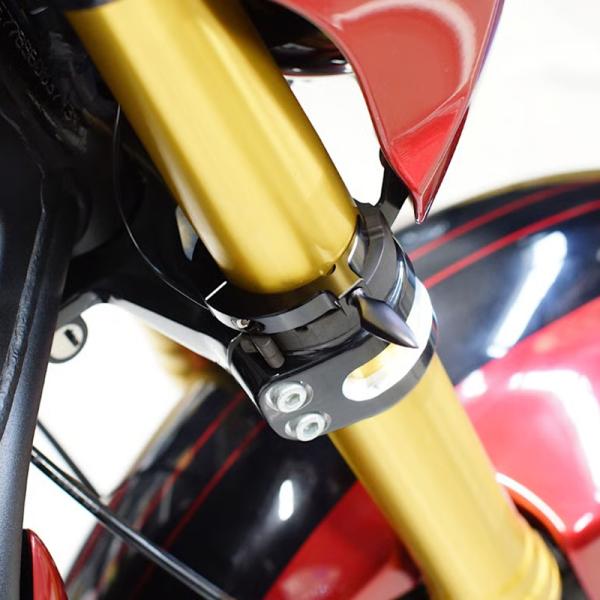 【適合】2018以降 FXLRS/ST、FLSB、FXRST、FXFB/S、FXDRS55mm径チューブ用【商品説明】55mm径のフォークチューブ（倒立フォーク）に装着できる、マイクロウィンカーステーです。＜特長＞●フロントフォークにクラン...