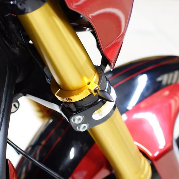 【適合】2018以降 FXLRS/ST、FLSB、FXRST、FXFB/S、FXDRS55mm径チューブ用【商品説明】55mm径のフォークチューブ（倒立フォーク）に装着できる、マイクロウィンカーステーです。＜特長＞●フロントフォークにクラン...