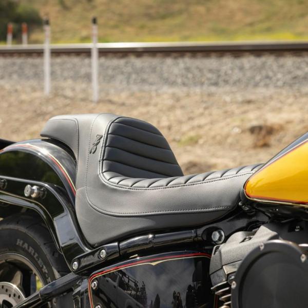 【適合】2018以降 FXLR/S/ST、FXRST、FLSB【商品説明】スラッシンサプライとサドルマンのコラボによる、ツーアップシートです。＜特長＞●スポーティーなロープロファイルシート。スラッシンサプライらしい、すっきりと洗練されたルッ...