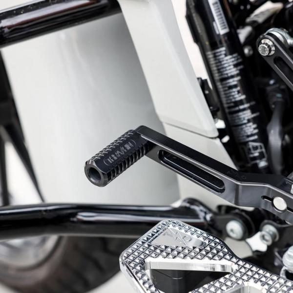 【適合】ハーレー全車種※XR、VRSCフォアコン車除く【商品説明】Thrashin Supplyの航空機グレードアルミ・ビレット製のシフターペグ。シフターペグには、ブランドロゴが刻印されています。取付けに必要なハードウェアが付属します。【カ...