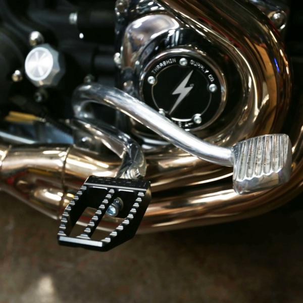【適合】オス型フットペグ用マウント装着車※XL1200X、XL1200CB、XL1200Vには、ステップ・コンバージョンキット （505501、505502等） が必要。【商品説明】軍用車のフットボードのような戦闘的なデザインのフットペグで...