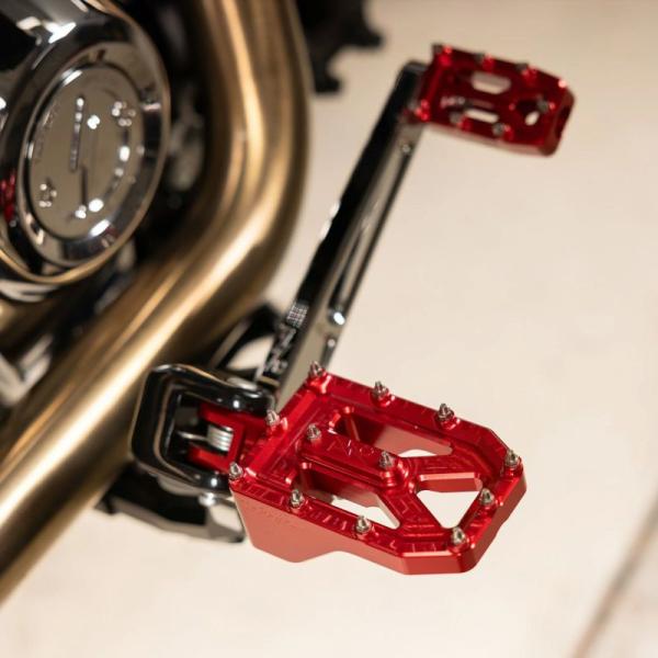 【適合】2018以降 ソフテイル※FLHC/S、FLDE、FLSL、FLI不可【商品説明】M8ソフテイル ライダーポジション用 フットペグです。＜特長＞●滑らず、しっかりと踏ん張れる、グリップ力の高いAggressor（アグレッサー）デザイ...