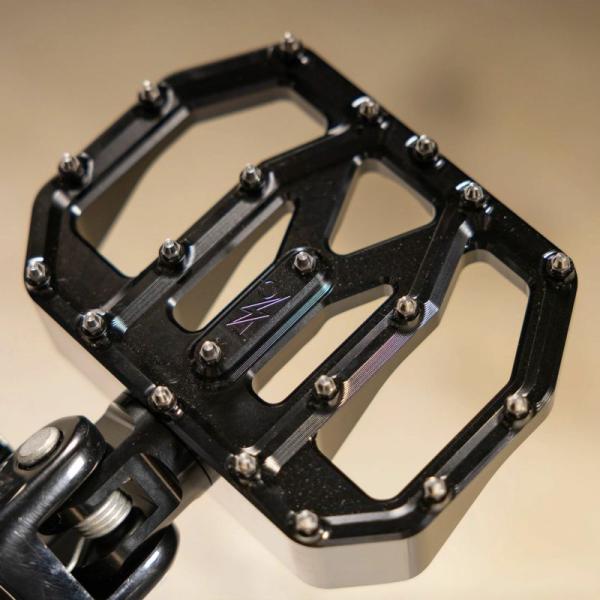 【適合】スポーツスター、ダイナ、FXR、ソフテイル、ツーリング※M8ソフテイル不可※ツーリングはパッセンジャーポジション用【商品説明】ハーレー用 オス型マウント付き、ミニ・フロアボードです。＜特長＞●滑らず、しっかりと踏ん張れる、グリップ力...