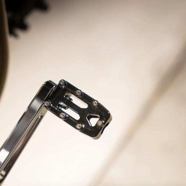 【適合】ツーリング、スポーツスター、ダイナ、ソフテイル、FXR、Vロッド、ストリート※2006〜2017 Vロッド フォワードコントロール車不可※XR1200/X不可【商品説明】ハーレー用 シフトペグです。＜特長＞●ハードなライディングに対...