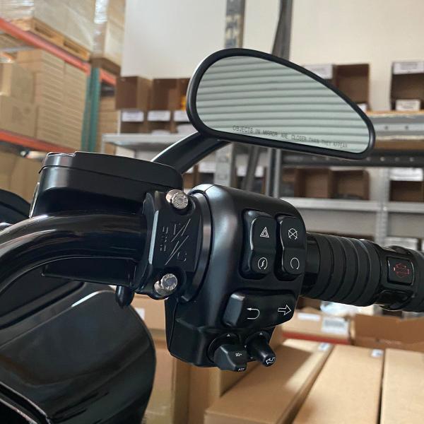 【適合】2024 FLHTK1996〜2023 ツーリング1996〜2024 ソフテイル1996〜2017 ダイナ1996〜2003 スポーツスター1984〜2000 FXR【商品説明】スラッシンサプライのロゴ入り、ハンドコントロールパーチ...