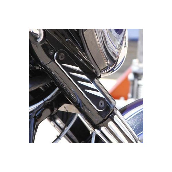 【適合】2006〜2023 FLHT、FLHTCU、FLHX、FLHXS【商品説明】ツーリングモデルのカスタムをする際に、真っ先に手をつけたい箇所の一つがターンシグナルです。このキットは、ターンシグナルとステーを移設した後に残る、フェアリン...