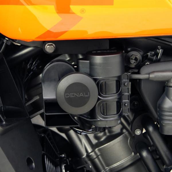 【商品説明】4DW、ATV、モーターサイクル用ドライビングライトで評価の高い、DENALI Electronics（デナリ）社製デュアルトーン・エアホーンです。120デシベルの大音量。通常の自動車用ホーンの2倍の音量で、緊急時に注意を喚起し...