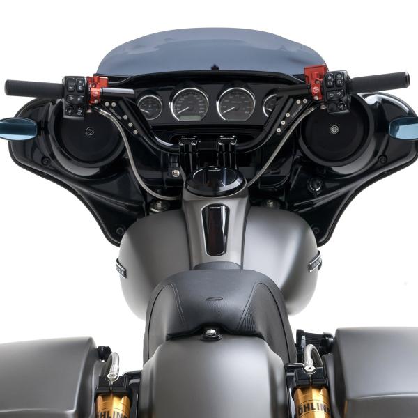 【適合】電子制御スロットル用【商品説明】絞り角を調整できるハンドルバーです。補強を兼ねたスウィベルがデザインアクセント。クランプボルトを緩めてスウィベルの角度を調整できます。肘や手首の角度を調整することで、ベストなライディングポジションにな...