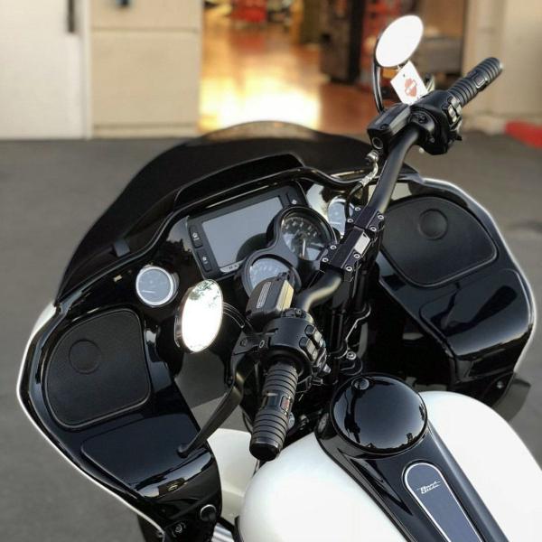 【商品説明】ハーレーのライザーには手に伝わる振動軽減のため、ラバーブッシュが用いられていますが、ハードなブレーキングや、サスペンションの動きをコントロールする際に、ダイレクト感が無くなりがちです。このライザーはトリプルツリーへの装着に付属の...