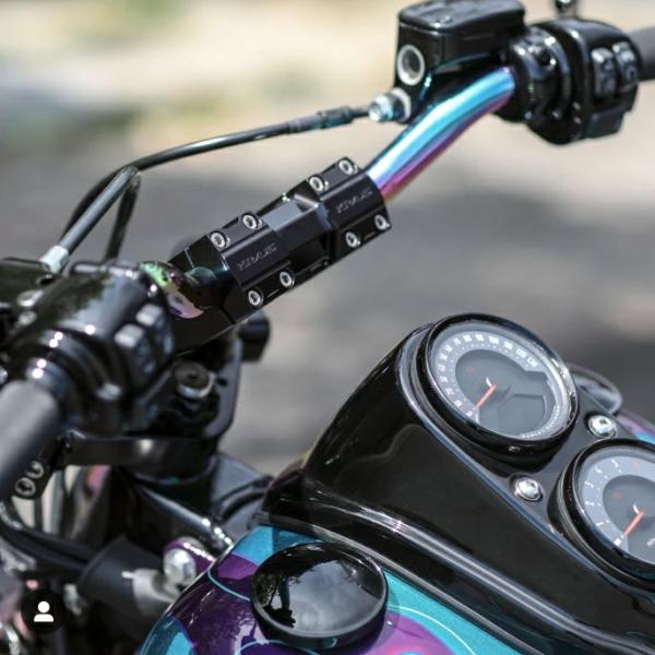 【商品説明】プルバック型のライザーですので、快適性とコントロール性がアップします。プルバックは1.5インチ（約3.8cm）です。トップクランプは8ボルト留めになっており、確実にハンドルを固定します。トップクランプにはクラウスのロゴ入りです。...