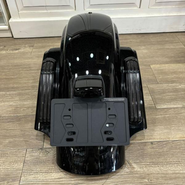 【商品説明】2016年 CVO FLHXSEより取り外した純正CVOスタイルのリアフェンダーです。●純正なので塗装もきれいでどっしり＆しっかりした造りです。●LEDライトはテールライト、ブレーキ、ウインカーに対応します。●LEDライトはスモ...