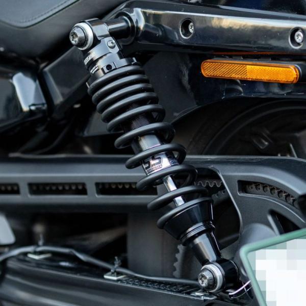 【適合】2022以降 RH975/S【商品説明】ナイトスター用 ローダウン・リアサスペンションです。＜特長＞●ノーマルサスペンションより約40mm下がることで足つき性が改善し、安心してライディングを楽しめます●足つき性の改善と、乗り心地を両...