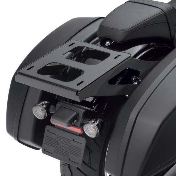 【適合】2018〜2024 FLSB※ツーアップシート装着車【商品説明】ツアーパックを装着するための、デタッチャブルマウントラック。ツーアップシート装着車用。ツアーパック位置は前後1インチ（2.5cm）調整可能なため、パッセンジャーのスペー...