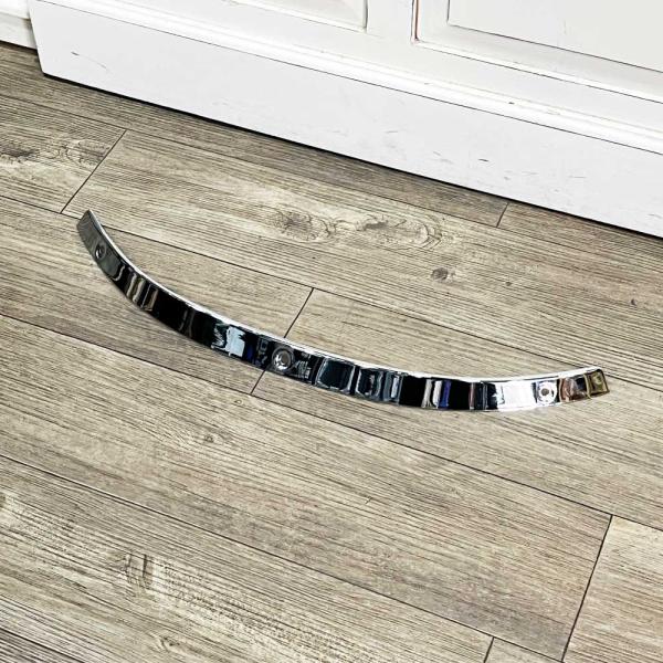 【適合】2014〜2023 FLHX、FLHXS、FLHTCU、FLHTCUL、FLHTK、FLHTKL、FLHTCUTG2024 FLHTK、FLHTCUTG【商品説明】フェアリング上部のウィンドシールド取り付け部にクロームアクセントを加...