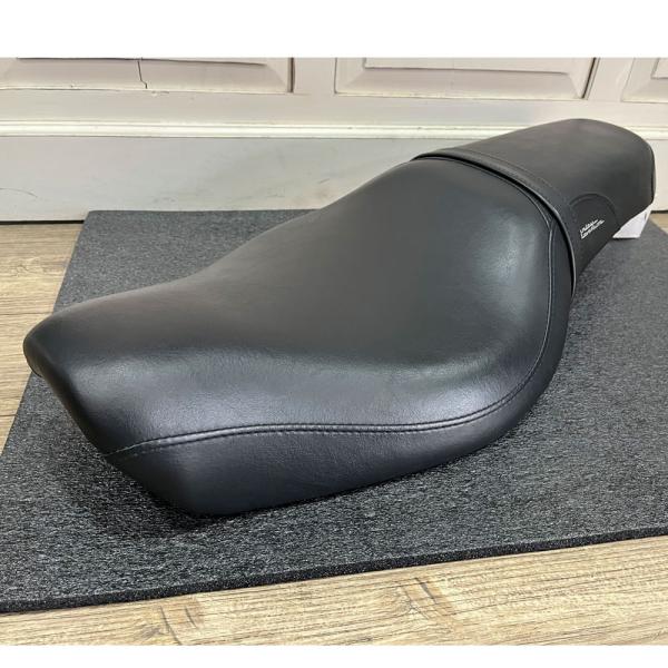 【適合】2007〜2009 スポーツスター※2.2/3.3ガロン（7.9/12.5リットル）フュエルタンク装着車【商品説明】バッドランダーシートは、ハーレーダビッドソン純正の2人乗りシートです。低くスラムドされたデザインにより、クリーンなカ...