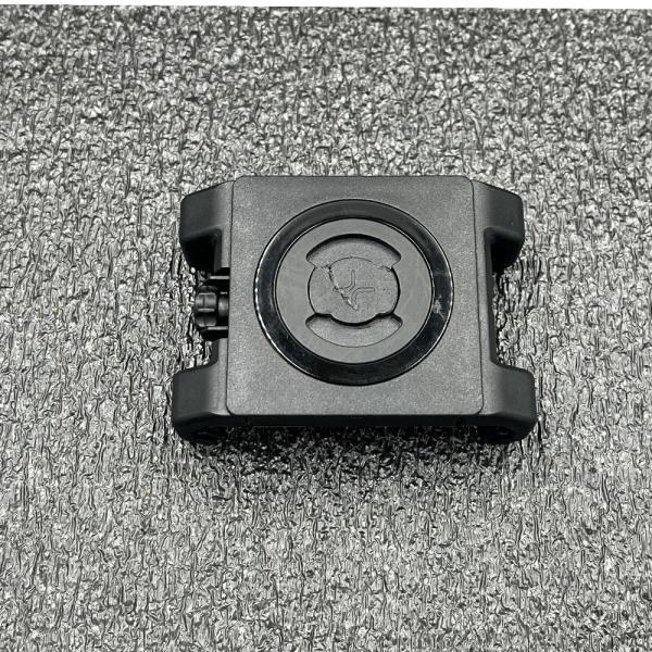 【商品説明】大型スマートフォン、ケースにも適したクランプです。幅65〜89.5mm（2.56〜3.52インチ）で対応可能です。お気に入りのケースの上から使用できます。クランプ幅をネジで調整し、ダイヤルを押し込むとその幅でロックされます。目立...