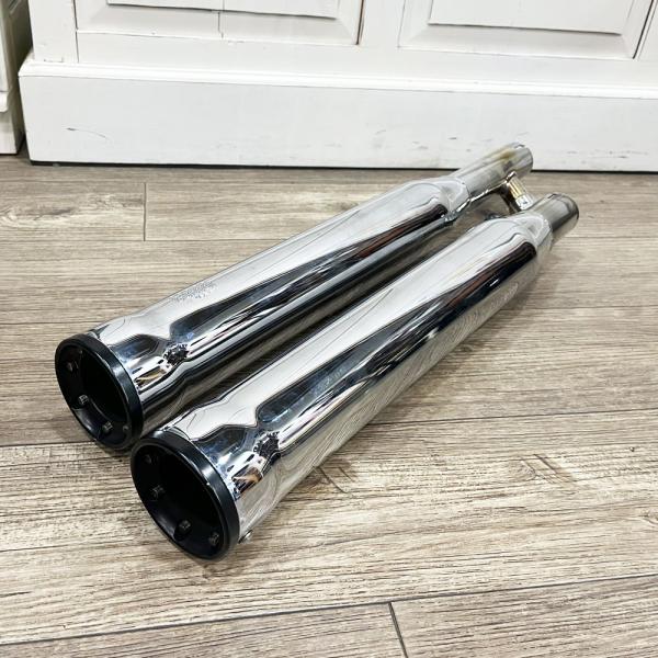 【適合】2000〜2006 FLSTF、FXSTD【商品説明】クロームの美しい3インチスリップオンマフラー。ハーレーらしい低音が出ます。音量は大きめです。排気効率を追求し、大排気量Vツイン本来の音とパワーが出るようになります。抜けが良くなり...