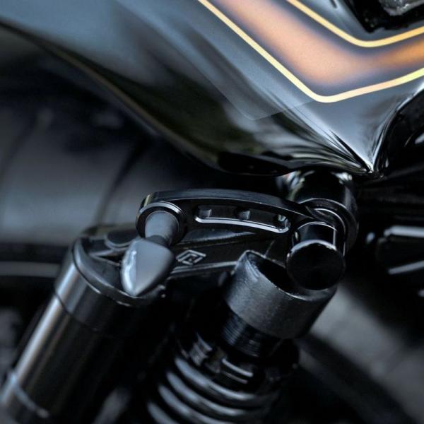 【適合】2002〜2017 Vロッド　他※汎用品【商品説明】ターンシグナルを、リアサス取り付け部に装着する際に最適なブラケットです。このブラケットはビレットアルミニウムをNCマシン削り出しで製作されています。裏面にはウィンカー配線を納める溝...