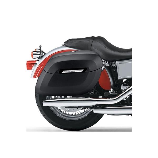 【適合】2006〜2017 FXDL【商品説明】ハーレー・ダイナローライダー用のハードサドルバッグ。標準装着リアサスペンションの形状に合わせたカットアウト仕様で、すっきりとバイクにフィット。グラスファイバー製。表面はレザーを貼ってあり、レザ...