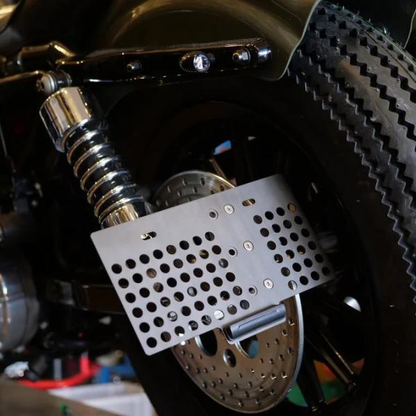 【適合】1986〜2003 スポーツスター【商品説明】ハーレー 2003以前 スポーツスター用 サイドナンバーブラケットです。車検に適合する、横ナンバータイプです。ナンバーベースは厚さ3mmの丈夫なスチール製。軽量化のためのドリル加工が施さ...