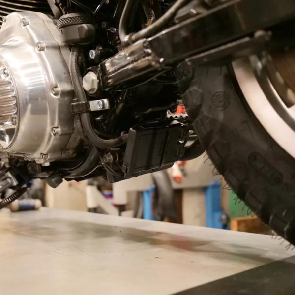 【適合】2004〜2013 XL スポーツスター【商品説明】ハーレー XL スポーツスター用 ETC取付ブラケットキットです。ブラケットはフレーム後端下部に、リアブレーキマスターシリンダーと共締めします。目立たない場所で、バイクのルックスを...