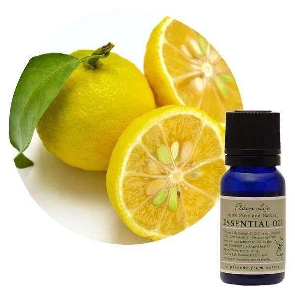 「フレーバーライフ社　FL　精油　ユズ10ml」は、100％ピュア＆ナチュラルなエッセンシャルオイルです。ゆずは日本ではおなじみの、ミカン科の常緑高木です。皮に香りの成分が集中して含まれるため、果皮を水蒸気蒸留してゆずの精油を採油します。果...