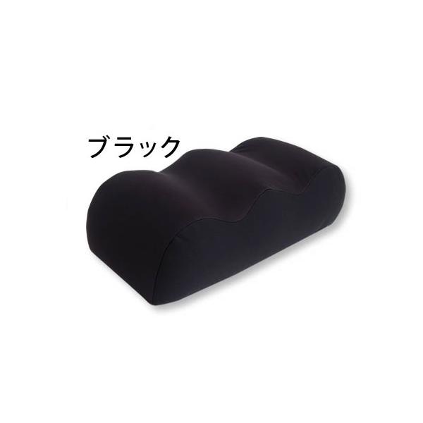 「北沢　足らくだ枕　ブラック」は、極小マイクロビーズを使用した足枕です。横になってそっと足をのせるだけで、むくみやだるさでつらい足を優しく包み込んで、ゆったりリラックス。使わない時は吊るせるループ付き。職人が一つ一つ丁寧に手作業で仕上げてい...