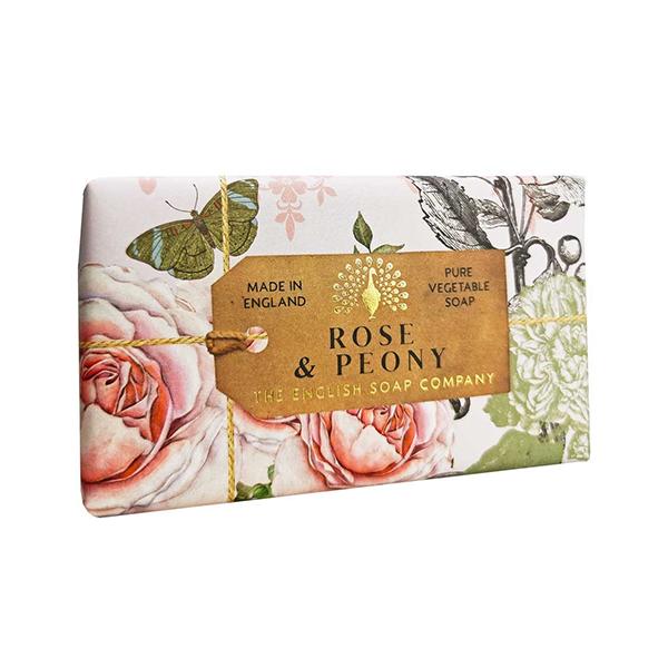 「ザ・イングリッシュソープカンパニー　アニバーサリーコレクション　ラグジュアリーシアバターソープ　ローズ＆ピオニー　190g」は、ピュアベジタブルオイルをベースにシアバターを豊富に配合しました。贅沢な泡が肌を優しく包み込みながら洗い上げます...