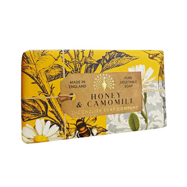 「ザ・イングリッシュソープカンパニー　アニバーサリーコレクション　ラグジュアリーシアバターソープ　ハニー＆カモマイル　190g」は、ピュアベジタブルオイルをベースにシアバターを豊富に配合しました。贅沢な泡が肌を優しく包み込みながら洗い上げま...