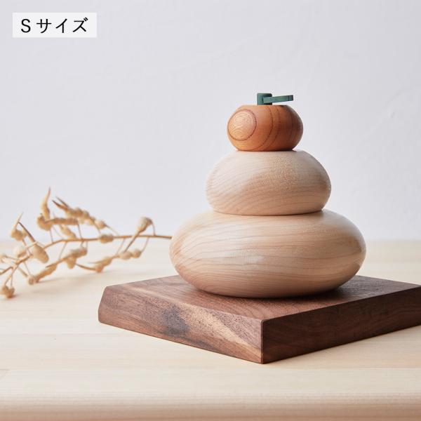 ■ サイズ鏡餅：約 直径10.5cm×高さ7cm橙：約 直径4cm×高さ3.5cm台：約 縦13cm×横13cm×厚み2cm■ 樹　種鏡餅：メープル橙：ケヤキ台：ウォールナット■ 塗　装ワックス仕上げ／天然オイル塗装(ナチュラル)／アクリル...