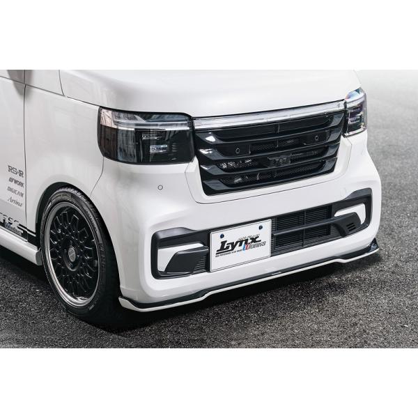 ■【商品名】SilkBlaze Lynx Worksフロントリップスポイラー Type-S■【適合車種】ホンダ/N-BOXカスタム　JF5/6 （2023.10-）■【材　質】FRP/黒ゲルコート■【カラー】ツートン塗装済■【ダウン量】サイ...