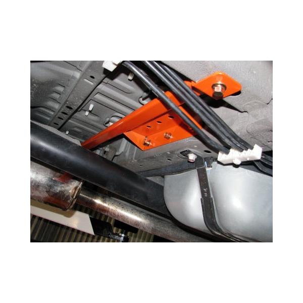 ■【商品名】ランウェイ (リア)モノコックバー■【適合車種/型式/年式】三菱/デリカD:5　CV5W '07/01〜●【タイプ】Type MO(モノコックバー)●【品　番】MT0430-MOR-00●【備　考】スチール製(リジット3点支持)...