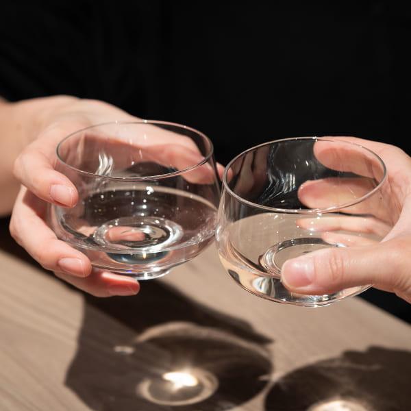 【日本酒専用グラス しゅわんグラス×2個セット】日本酒の「本当の美味しさ」を味わう日本酒の専用酒器「SHUWAN」。ガラス製の「SHUWANグラス」は、日本酒本来の「色」が分かるのはもちろん、独特の透明感とによる涼やかさや、調光によって刻々...