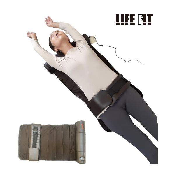 【LIFE FIT エアー4プラス】寝るだけ簡単！ぐ〜んと身体を伸ばしてストレッチ！上下左右にある4個のエアーバッグが上半身を持ち上げるように膨らみ硬くなった筋肉をやわらげ美姿勢へと導きます。補助ベルト（腰部固定用ベルト）で身体を固定しエア...