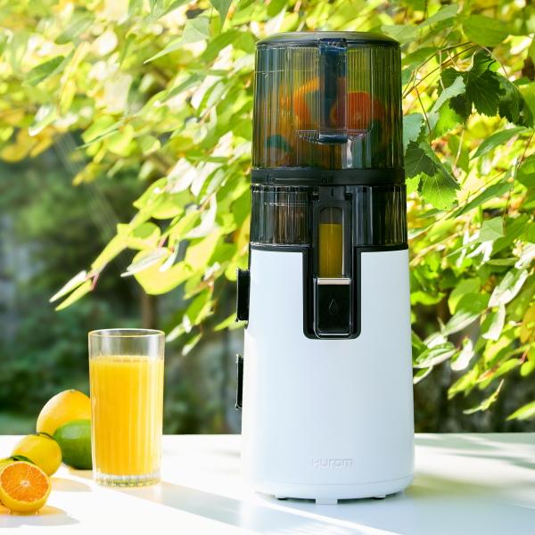 【HUROM ヒューロム コールドプレスジューサー H70FT】世界で初めて縦型のコールドプレスジューサーを開発した大人気スロージューサーブランド「HUROM（ヒューロム）」から、最新モデル「H70FT」登場！野菜や果物を入れるだけで搾汁の...
