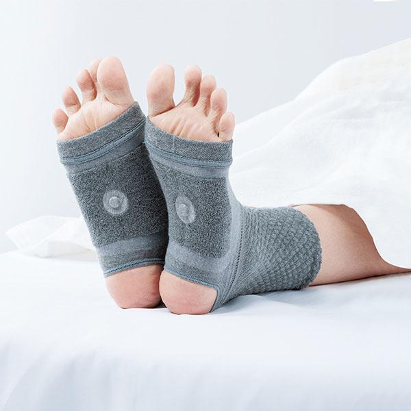 【メディカル備長炭 足裏サポーター 左右1組】寝ている間に磁気の力で足をほぐして血行改善！ポイントは足裏に取り付けた磁気の力。足裏から血行をぐぐっと促進します。生地は紀州備長炭繊維を使用してポカポカ。足裏部分は毛布感覚のもこもこ柄、足首まわ...