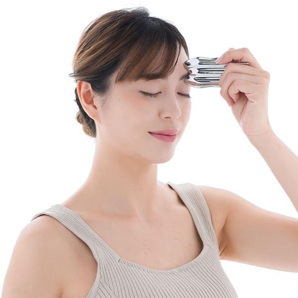 【Cellsh トリプルスティック】毎日のセルフケアを、サロン級の心地よさに。3本のスティックと2種類のかっさラインで“押す”と“流す”を同時に叶えるトータルケアアイテムです。内部のバネ構造により上下に伸縮し、程よい刺激で顔まわりや頭皮の筋...