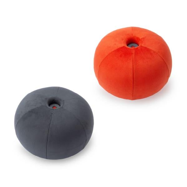【ハグスフィア グレー/オレンジレッド】抱えてるだけで、硬くなった首・肩・背中を一気にストレッチできる球体型の振動ストレッチアイテムです。球体を抱き抱えることで、背面を伸ばして緩めている状態に！その状態で振動させることによって首・肩・背中を...
