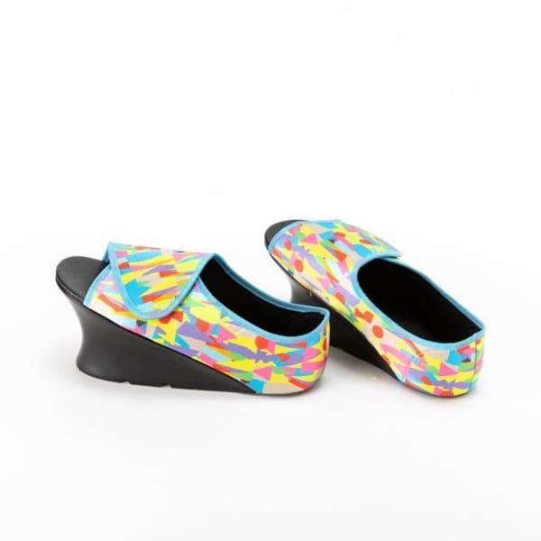 【あべこべシューズ】あべこべシューズは、つま先が上がった角度のある健康サポートシューズです。ふくらはぎや太もものストレッチ、腹筋や背筋の強化など、姿勢の維持に必要な筋肉を鍛える効果が期待できます。※室内専用・男女兼用【適用サイズ】フリーサイ...