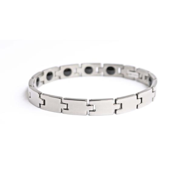 【チタン・ゲルマニウム プレーン ブレスレット】プレーンなチタンのパーツ（コマ）を連ねたゲルマニウムブレスレットです。デザインはあくまでもプレーン。なんの装飾も施してませんので、あらゆるデザインのアクセサリーとのコーディネートも自由自在にお...