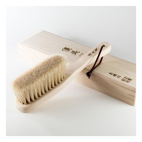 【高級カシミヤ用洋服ブラシ 優美 桐箱入り】■創業百年余りの老舗アートブラシが丹念に制作したカシミヤブラシ！カシミヤにも使える柔らかさとブラッシングに必要なコシを兼ね備えた希少な馬毛を100%使用してます。国内でも限られたメーカーでしか加工...