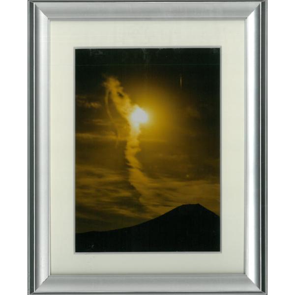 【限定品 秋元隆良 奇跡の写真 金色晩龍 2L版】通常作品に色調の変化をもたらした2Lサイズ限定の特別版です。銀のフレーム、スタンド付きの期間限定品です。口コミで広がった秋元隆良氏の『奇跡の写真』。日常では滅多に遭遇する機会のない超自然現象...
