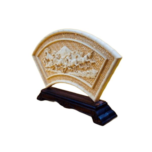 【檜彫り 富士に九頭馬】檜の一枚板から丁寧に彫り出された木彫りの置物です。九頭馬と富士山の組み合わせは、それぞれ縁起の良い意味合いが合わさり、より強力な開運の象徴となります。九頭の馬は、万事「馬九（うまく）」行くという縁起物として親しまれて...