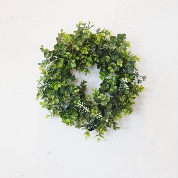 ユーカリリース カントリー country 造花約28ｃｍユーカリのリースです。造花(ポリエチレン)プラスチックの造花なのでお値段はお手頃価格です。グリーンの濃淡でボリュームもあります。手軽に楽しめるフェイクグリーンをぜひお試しください！お...