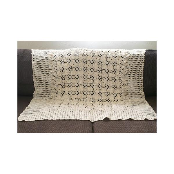 クロシェトップクロス　90×90　手編みレース鈎針編み手編み。テーブルクロスやソファにかけて。また、いすなどに引っ掛けてインテリアのポイントにも。クリップで留めてカーテンにしてみました。良い感じです。（ご参考にどうぞ）手編みのためサイズは誤...